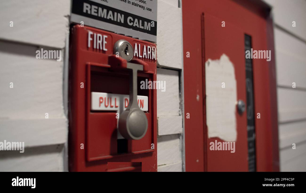 Les agents de sécurité apprennent à utiliser le panneau d'alarme ...