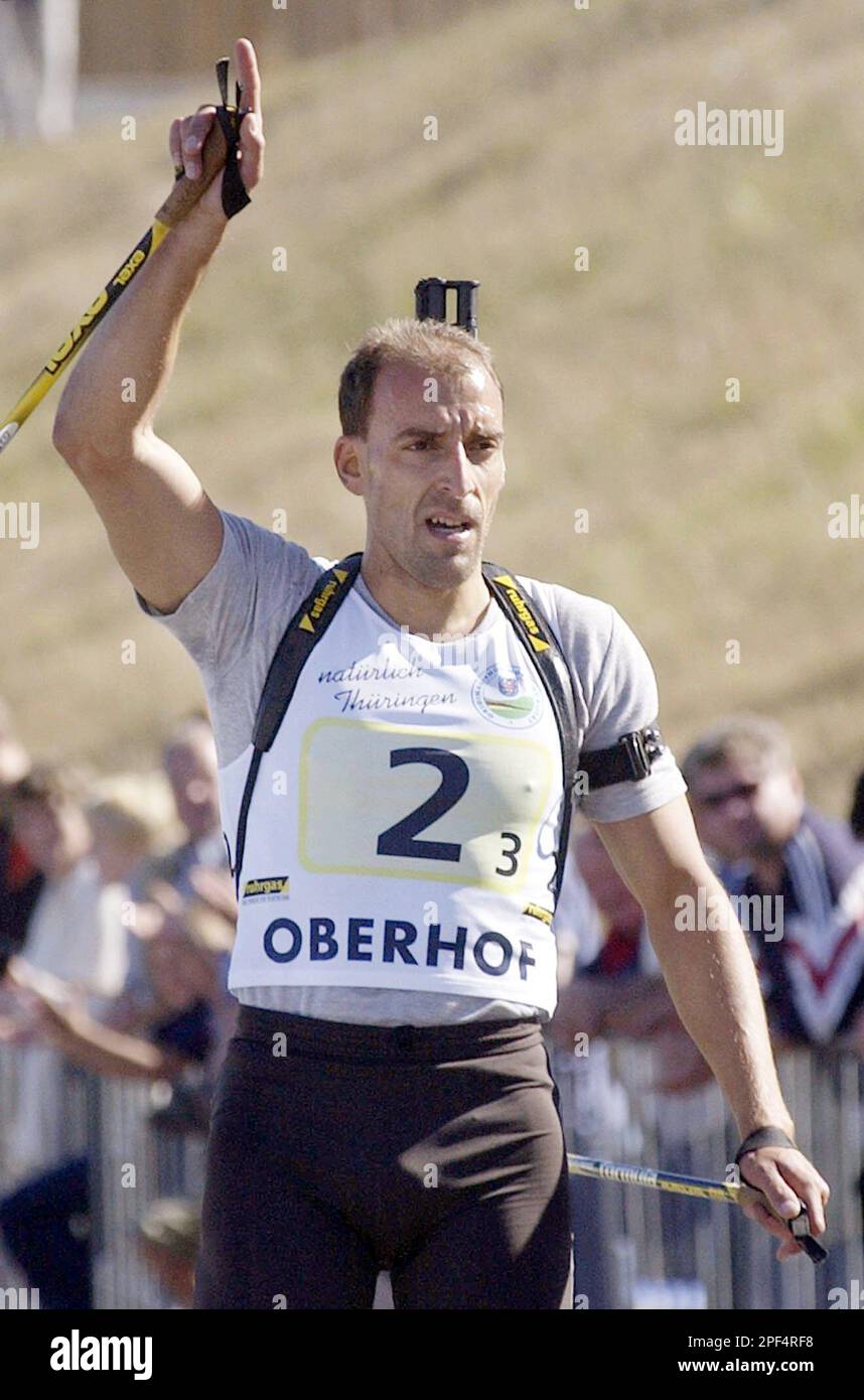 Der Biathlet Frank Luck jubelt im Ziel nach dem Sieg in der drei Mal 7 ...