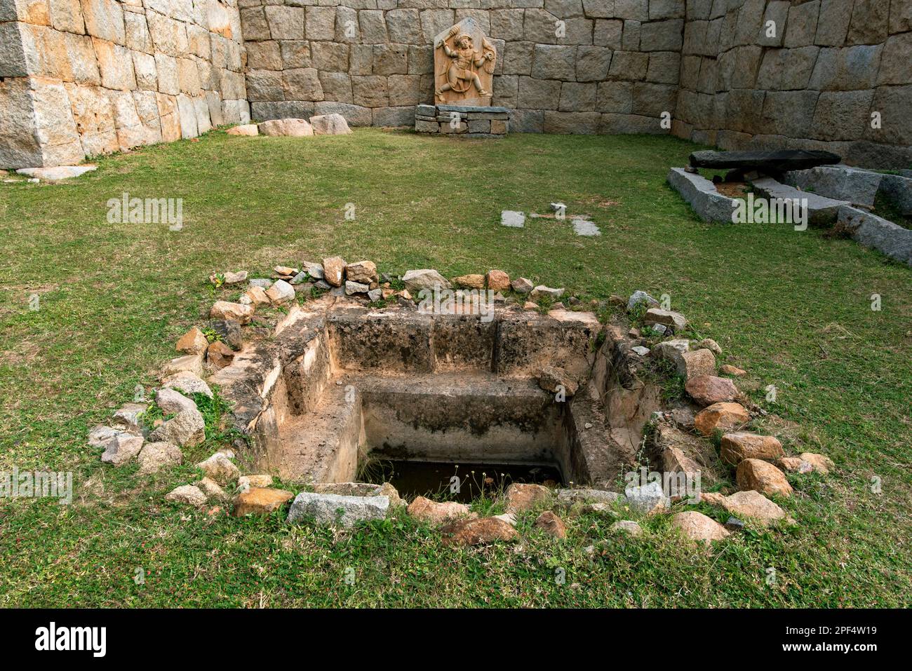 Statue de Bhima à l'une des portes de la ville fortifiée de Hampi qui ...