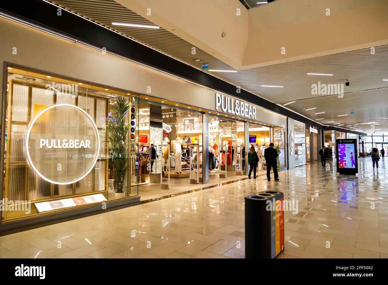 Sibiu, Roumanie - mai 2 2022 : magasin de mode Pull&Bear dans le centre ...