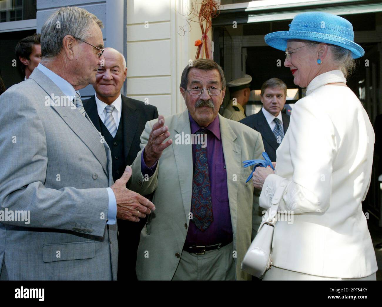 Daenemarks Koenigin Margrethe II und Prinzgemahl Henrik, links ...