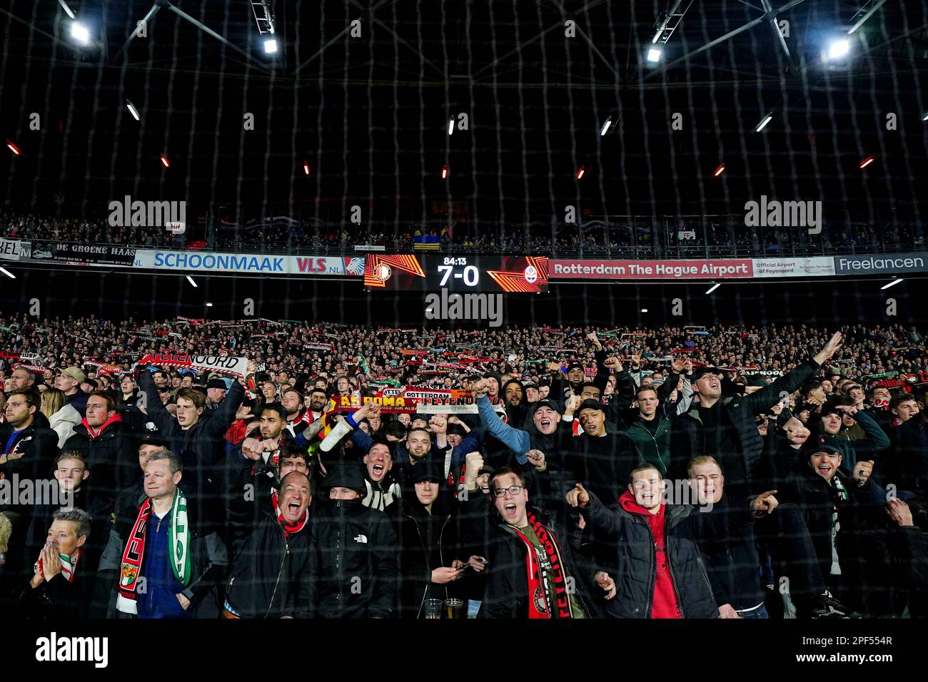 Rotterdam - Feyenoord supporters lors du match entre Feyenoord et ...