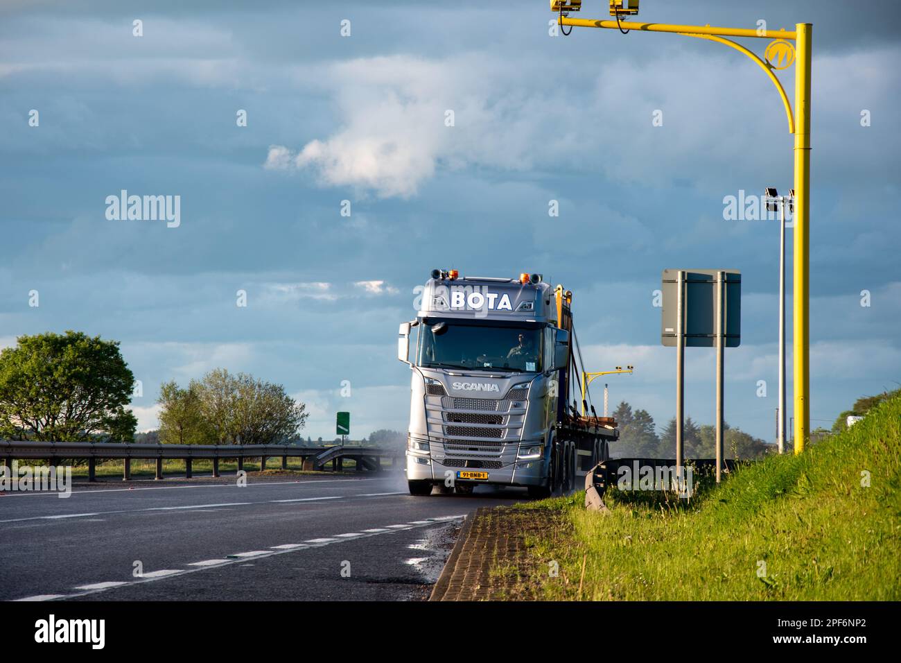 Camion Scania avec remorque plate approchant d'un statif de caméra à ...