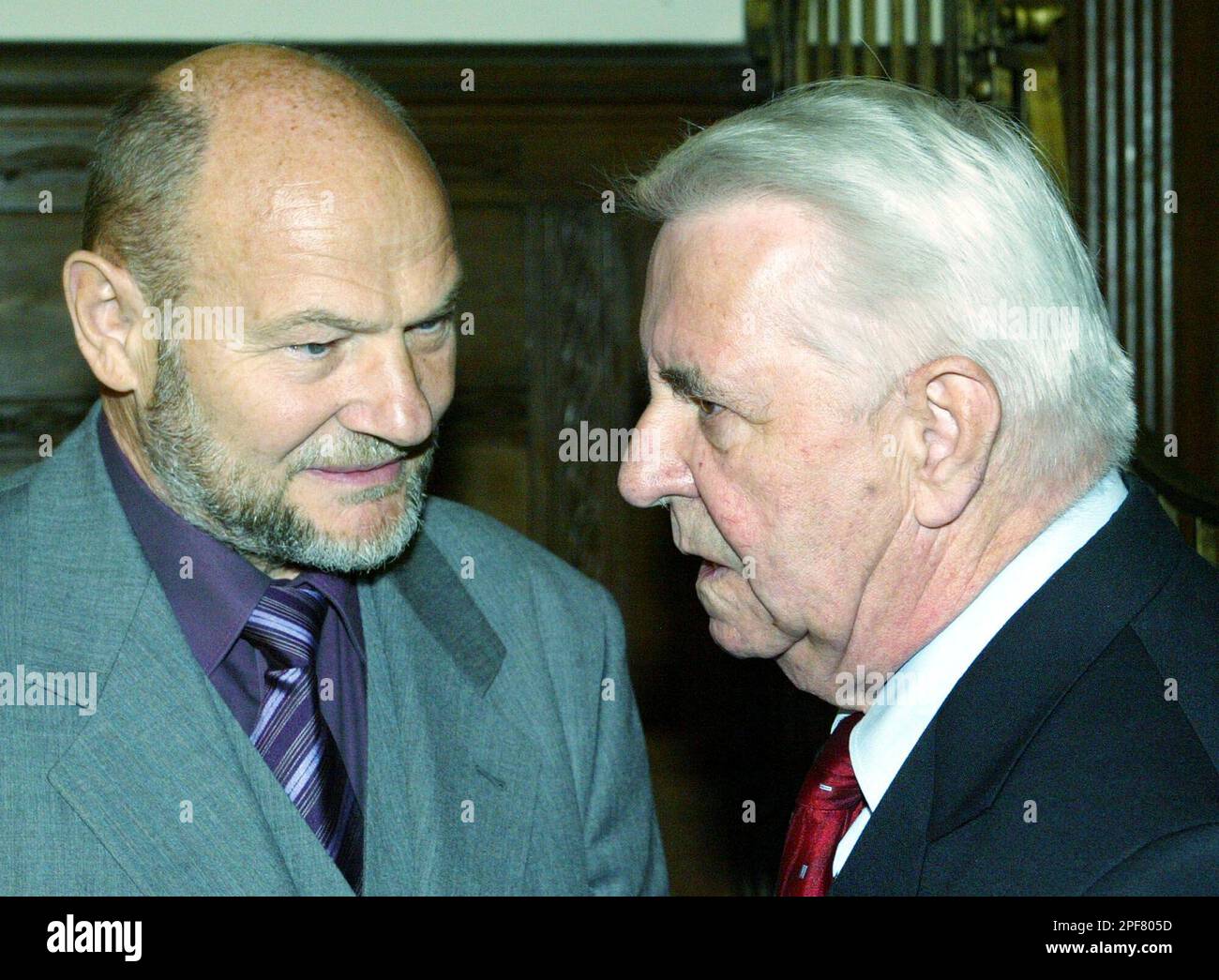 Der 70-jaehrige Angeklagte Helmut Heckel, rechts, und der 61-jaehrige ...