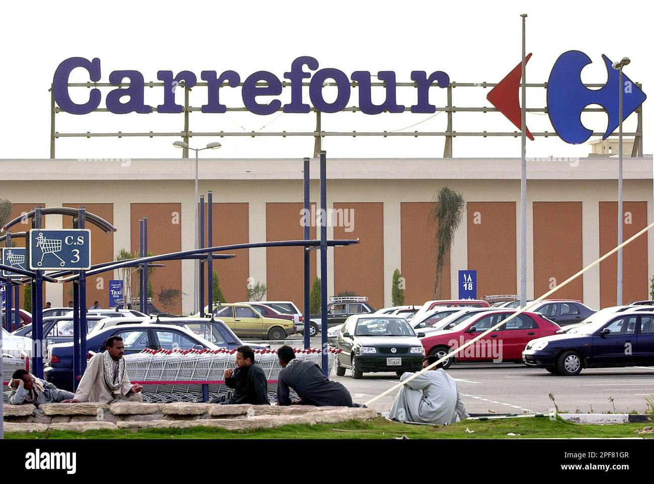 Egyptian workers rest in the car park of the French-styled Carrefour ...