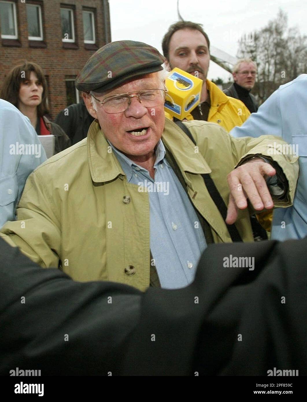 Der Schauspieler Ralf Wolter, mitte, kommt am Dienstag, 1. April 2003 ...