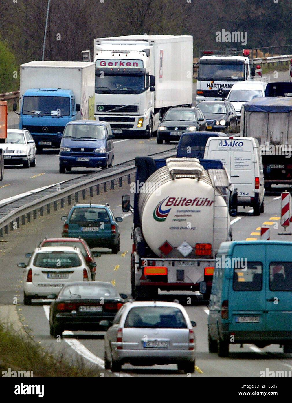 Verkehr staut sich am Montag, 31. Maerz 2003 auf der Autobahn A2 bei ...