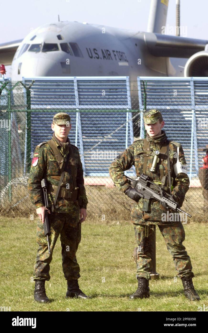 Soldaten der Bundeswehr laufen am Freitag, 21. Febrauar 2003, Streife ...