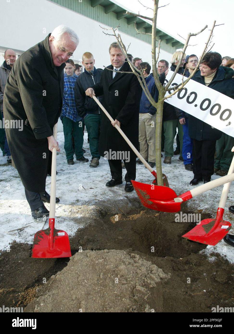 VW-Vorstandsmitglied Peter Hartz, links, und VW ...