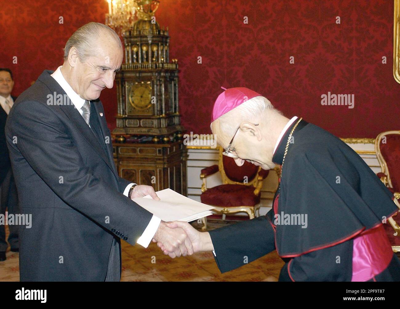 Der neue Apostolische Nuntius in Wien Erzbischof Georg Zur ueberreicht ...