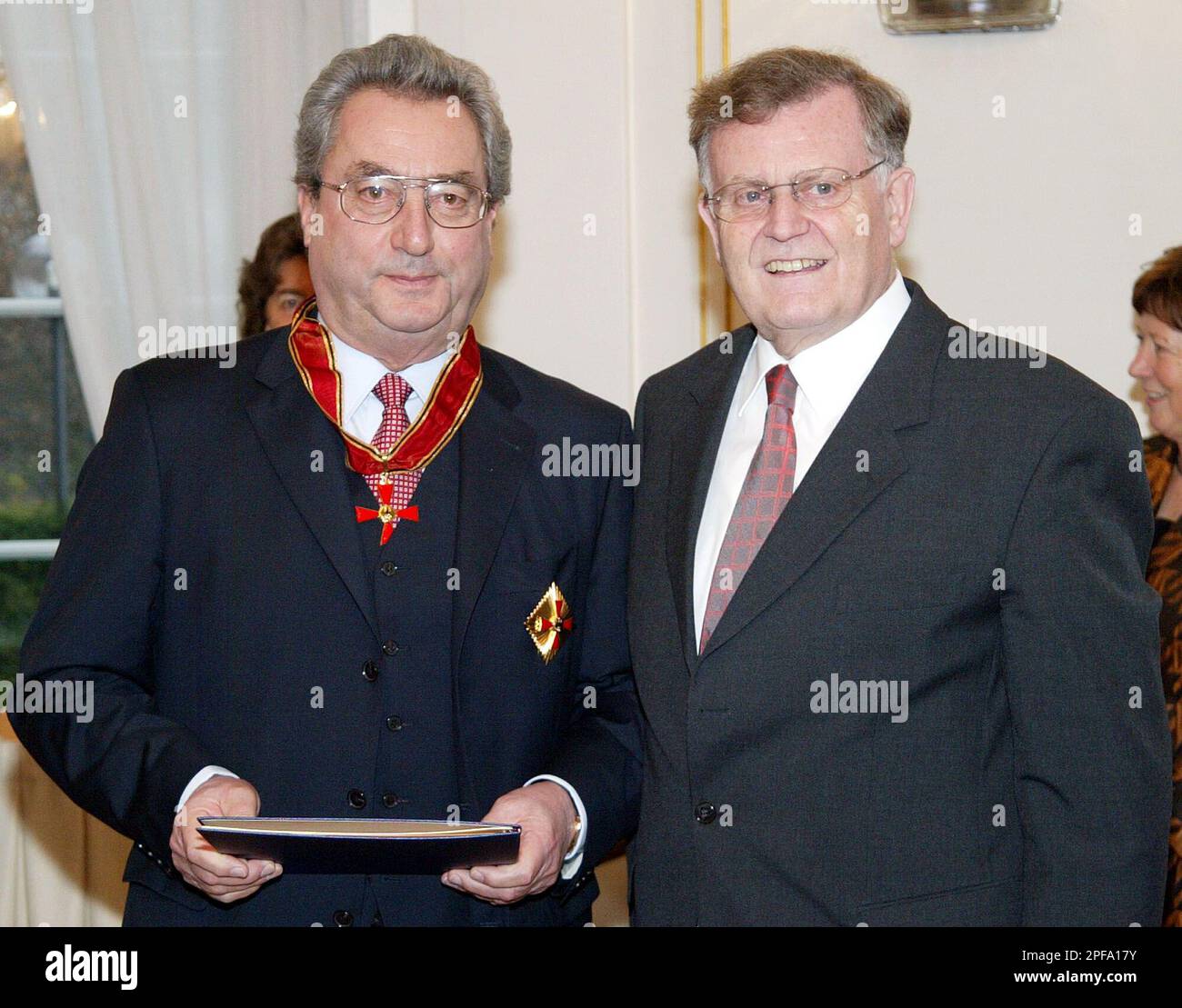 Der Ministerpraesident von Baden-Wuerttemberg, Erwin Teufel, rechts ...