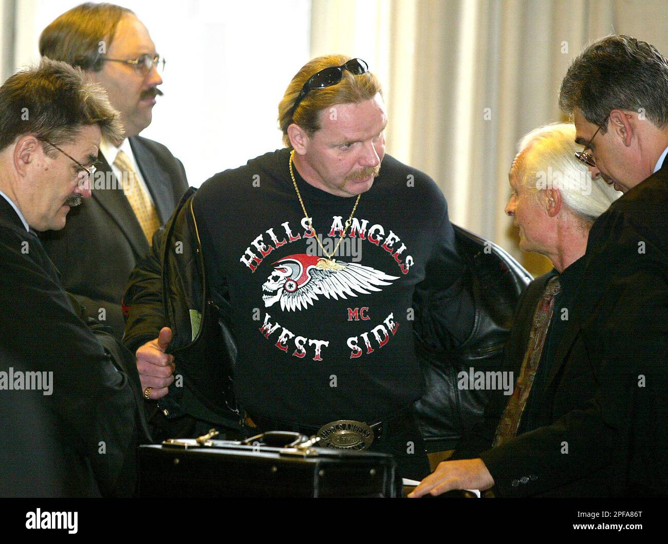 Einer der Hauptangeklagten im Prozess gegen Mitglieder der ...