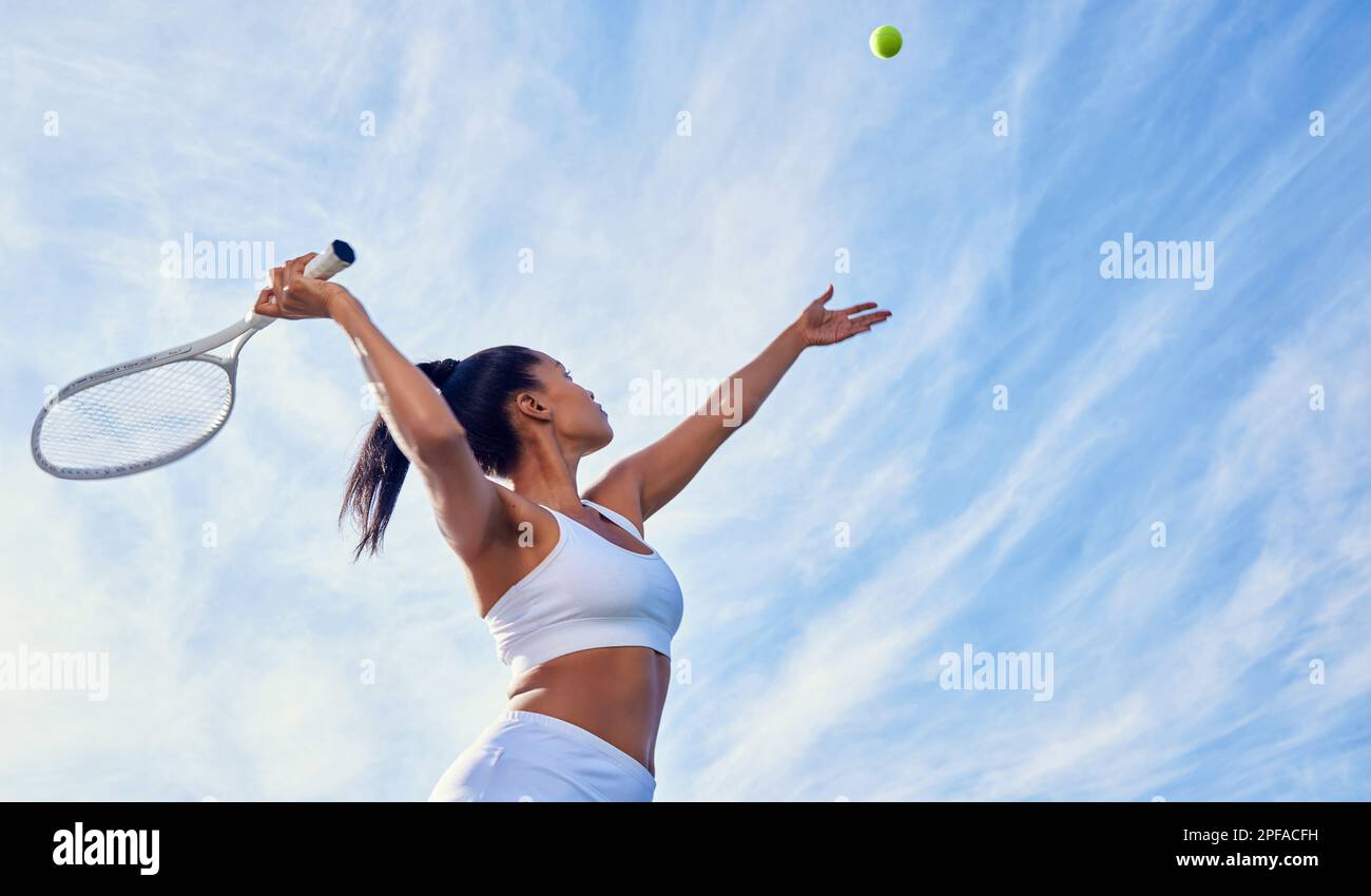 Je joue chaque point comme ma vie en dépend. une jeune femme attrayante ...
