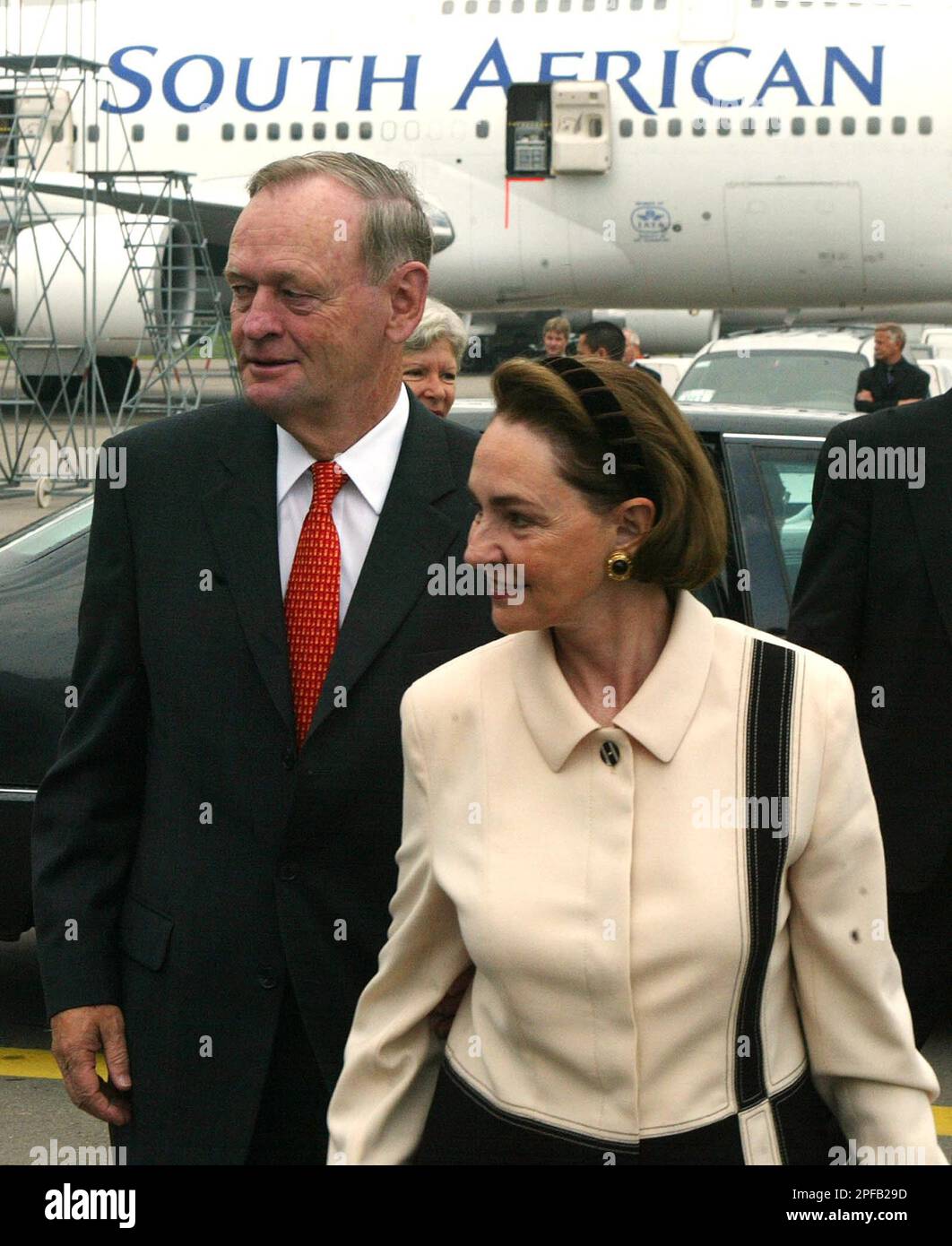 Prime Minister Jean Chretien and his wife Aline depart Zurich ...
