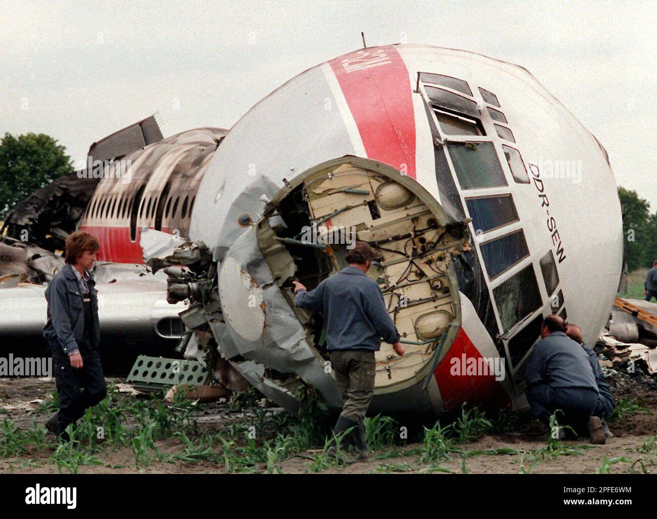 ARCHIV-- 29 Menschen fanden den Tod, als eine Iljuschin 62 der DDR ...