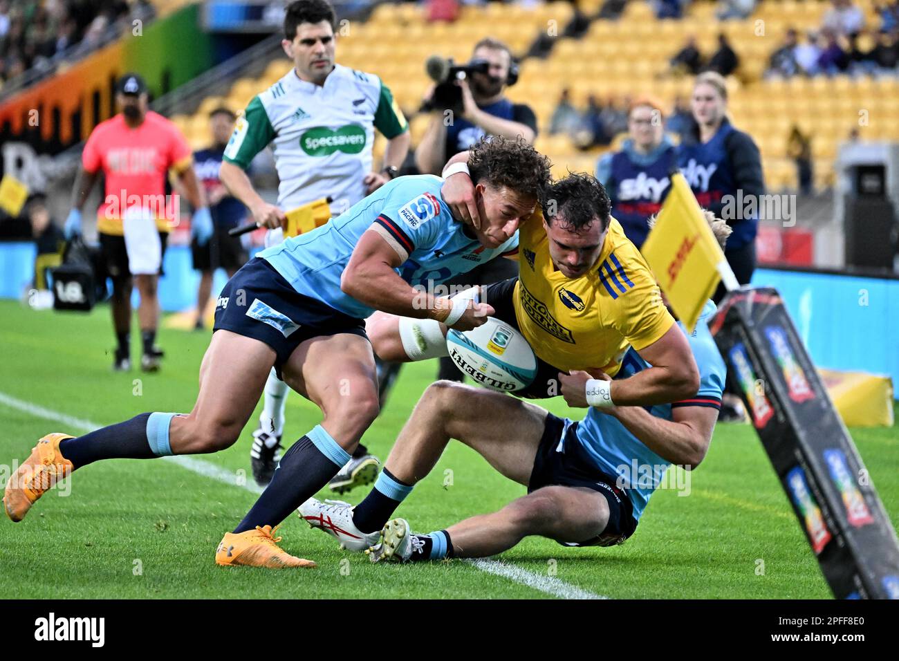 Devan Flanders of the Hurricanes est affrontée par Max Jorgensen des ...