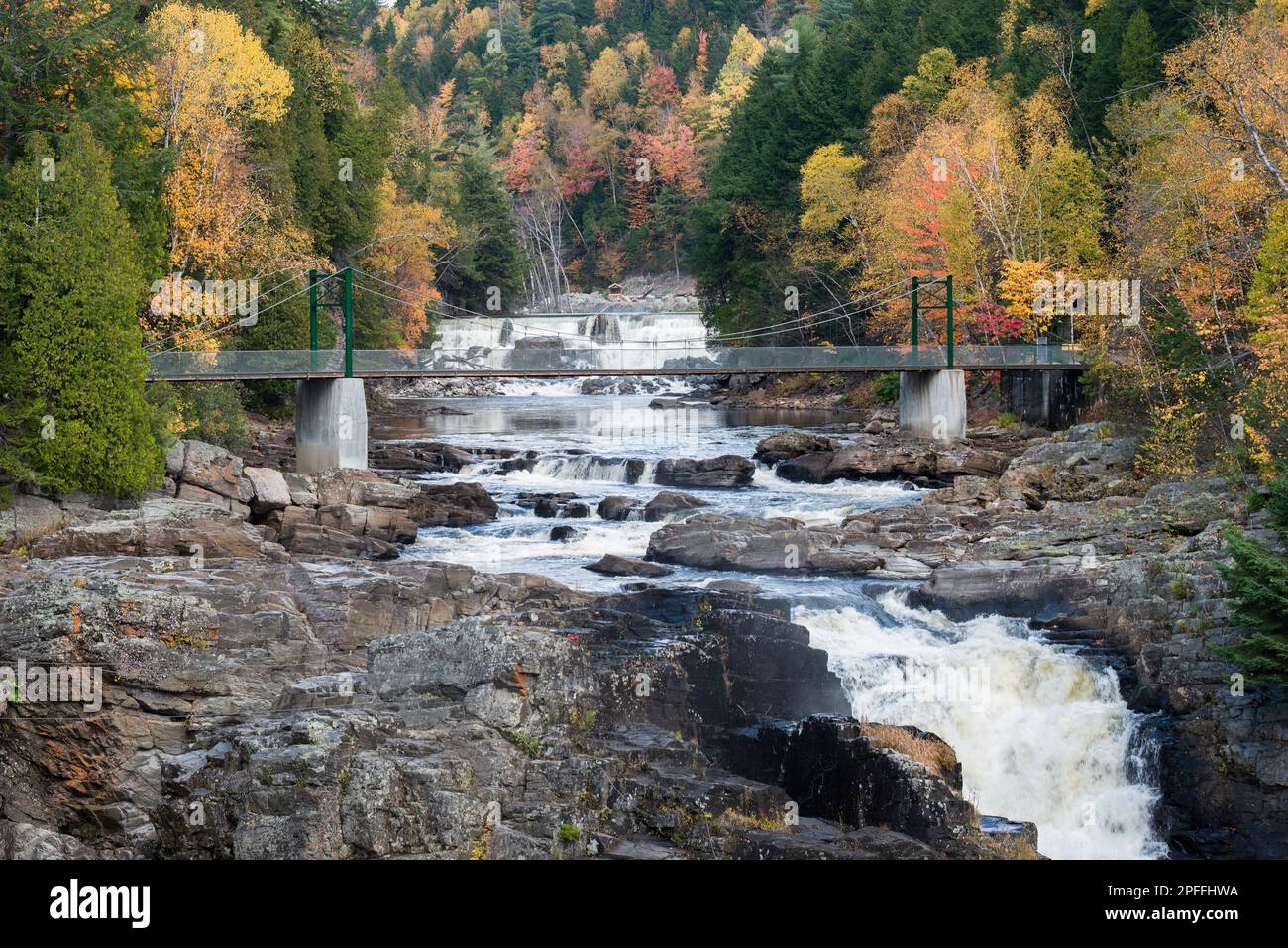 Cascades en cascade sous le pont suspendu du Canyon Sainte-Anne. Québec ...