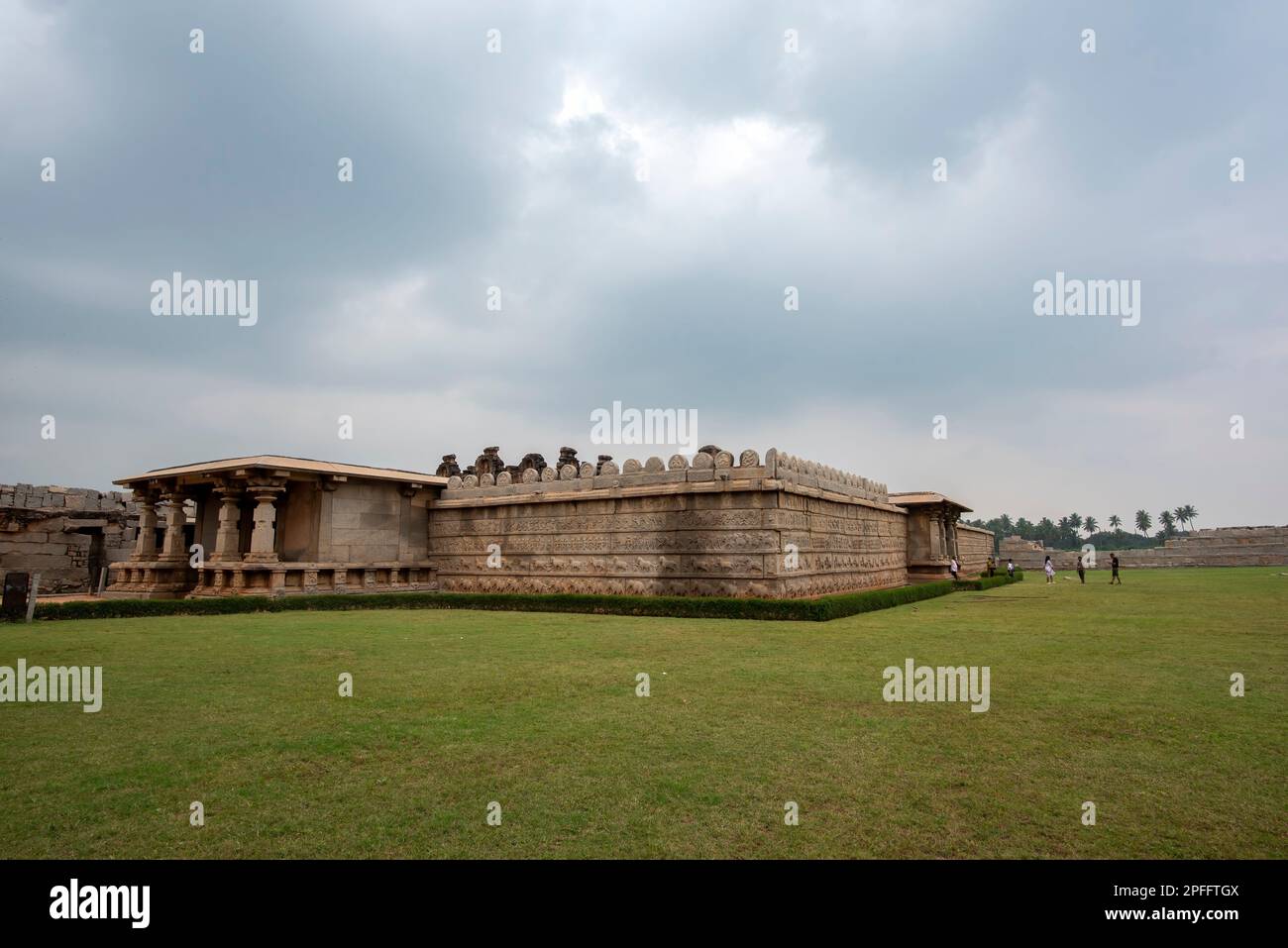 Le temple de Hazara Rama à Hampi est célèbre pour les charmants bas ...