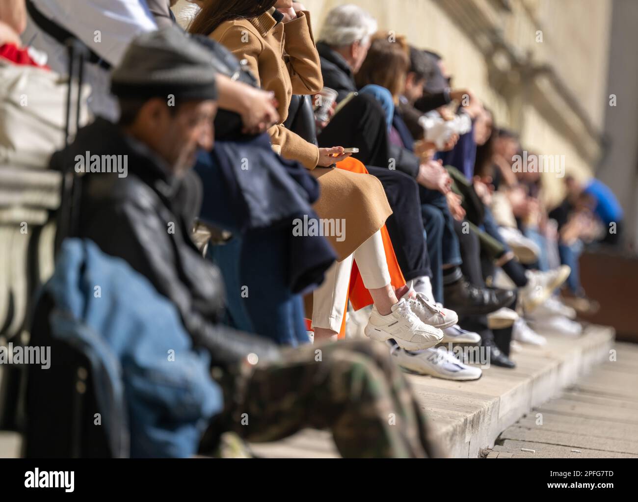 Munich, Allemagne. 17th mars 2023. Les gens s'assoient au soleil par ...