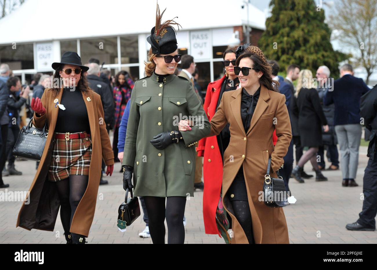 Des foules entrent dans l'hippodrome, y compris Laura Collett, qui fait ...