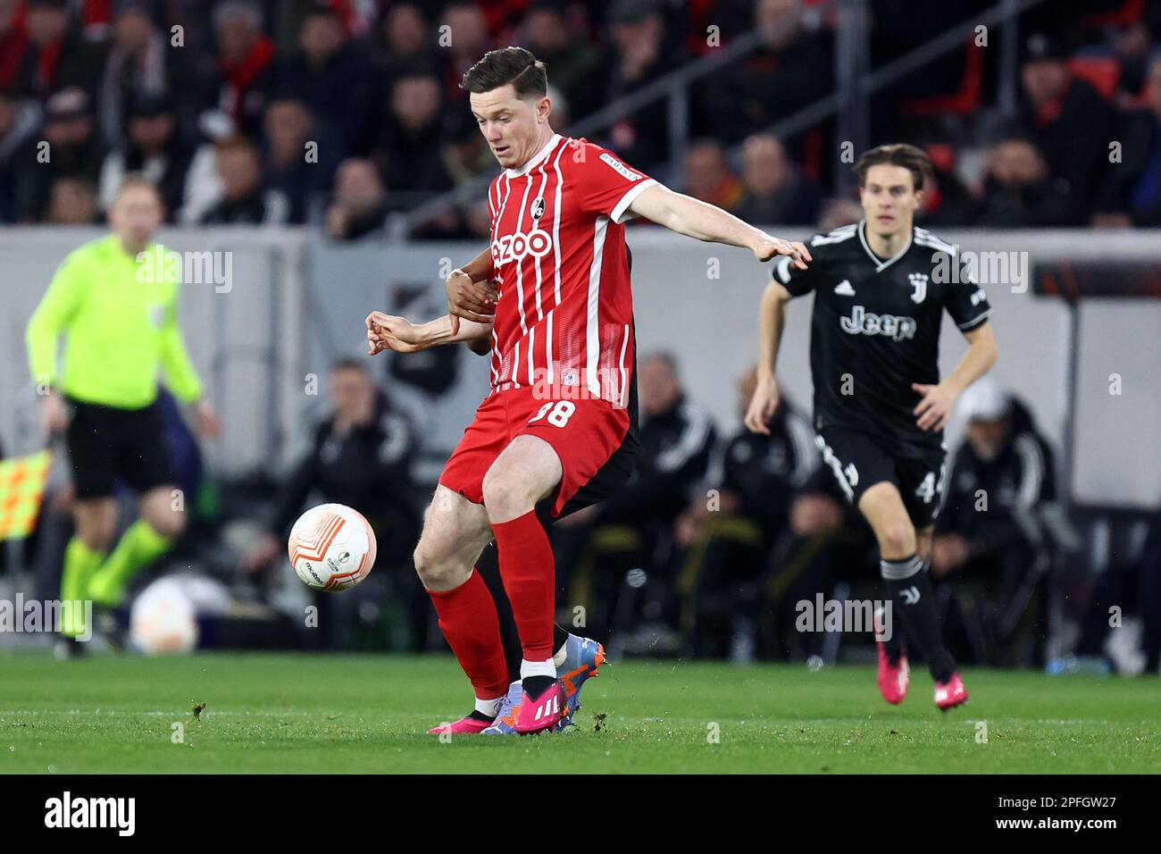 Michael Gregoritsch de SC Freiburg contrôle le ballon lors de la manche ...