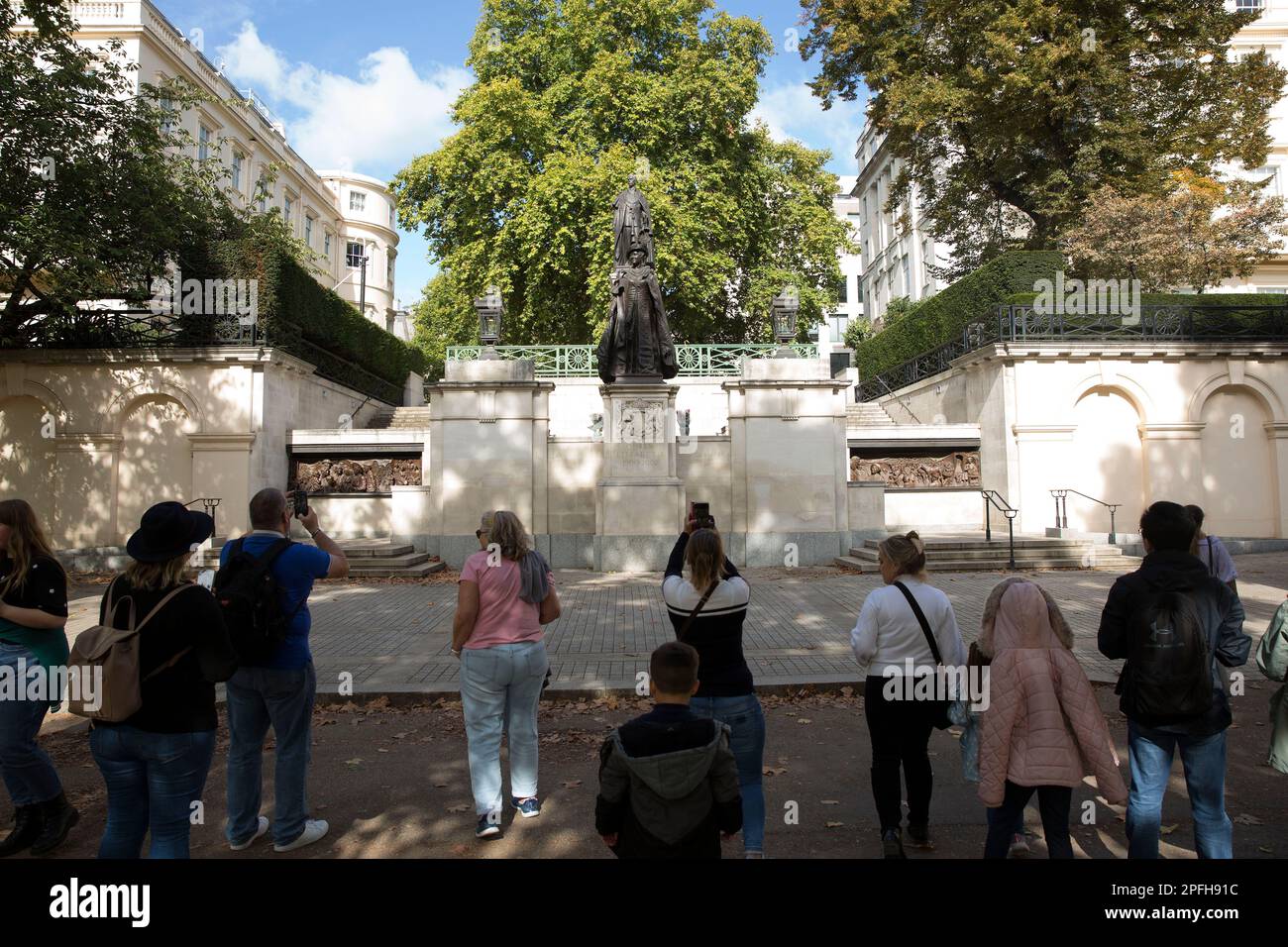 Les gens se promèdent dans le Mall de Londres car beaucoup de gens se ...