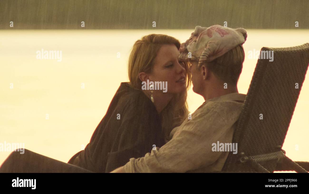 ÉTATS-UNIS. Mia Goth et Alexander Skarsgard dans une scène du (C)Neon ...