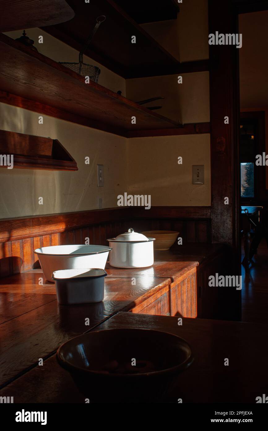 Un garde-manger vintage sombre faiblement éclairé avec quelques rayons ...