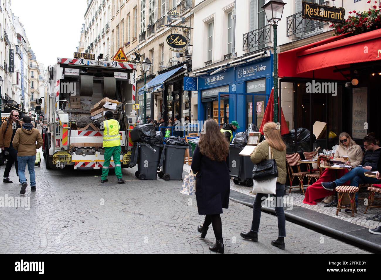PARIS, FRANCE - MARS 17: Les employés ramassez des ordures dans la rue ...
