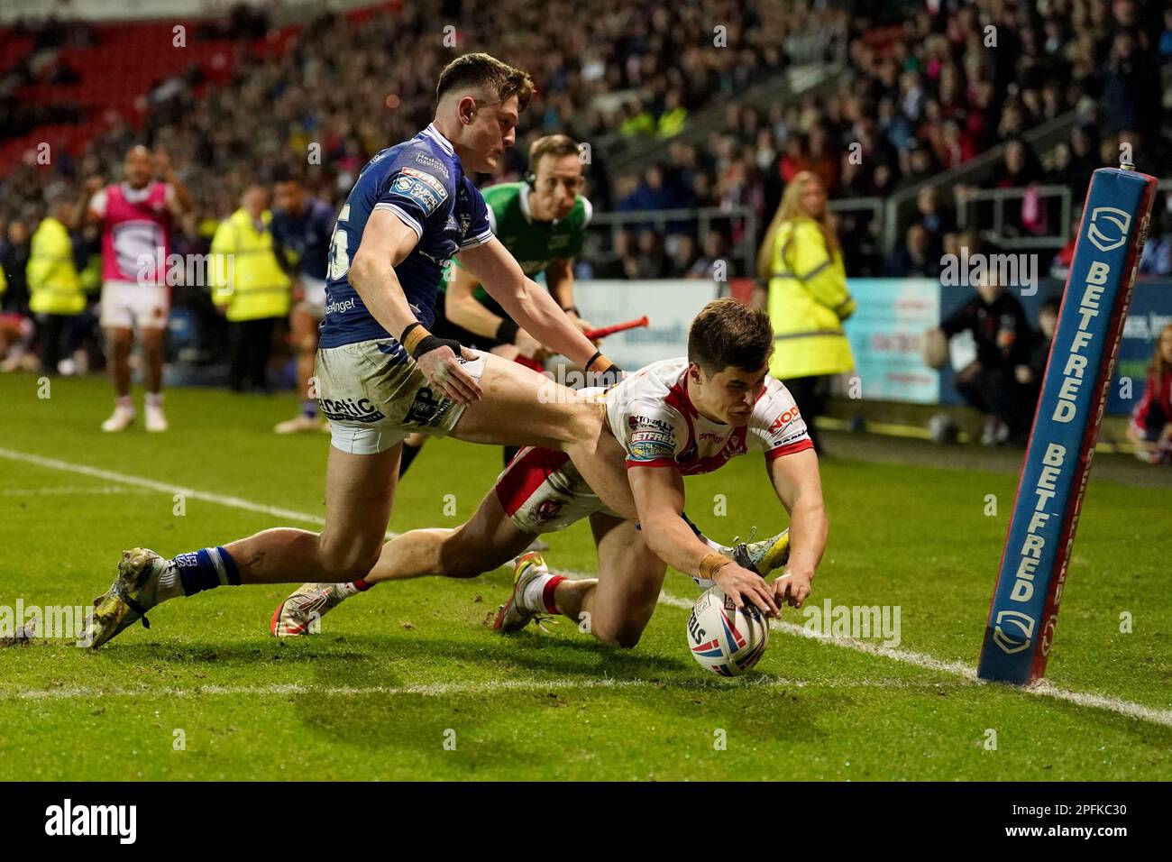 Jonathan Bennison de St Helens a fait un essai lors du match de la ...
