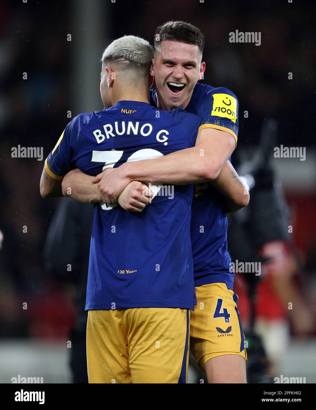 Sven Botman et Bruno Guimaraes de Newcastle United célèbrent après le ...
