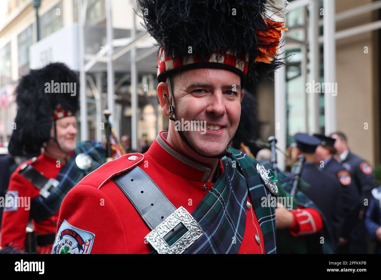 Emerald Society Pipe Band Color Guard pose pour les photos avant de ...