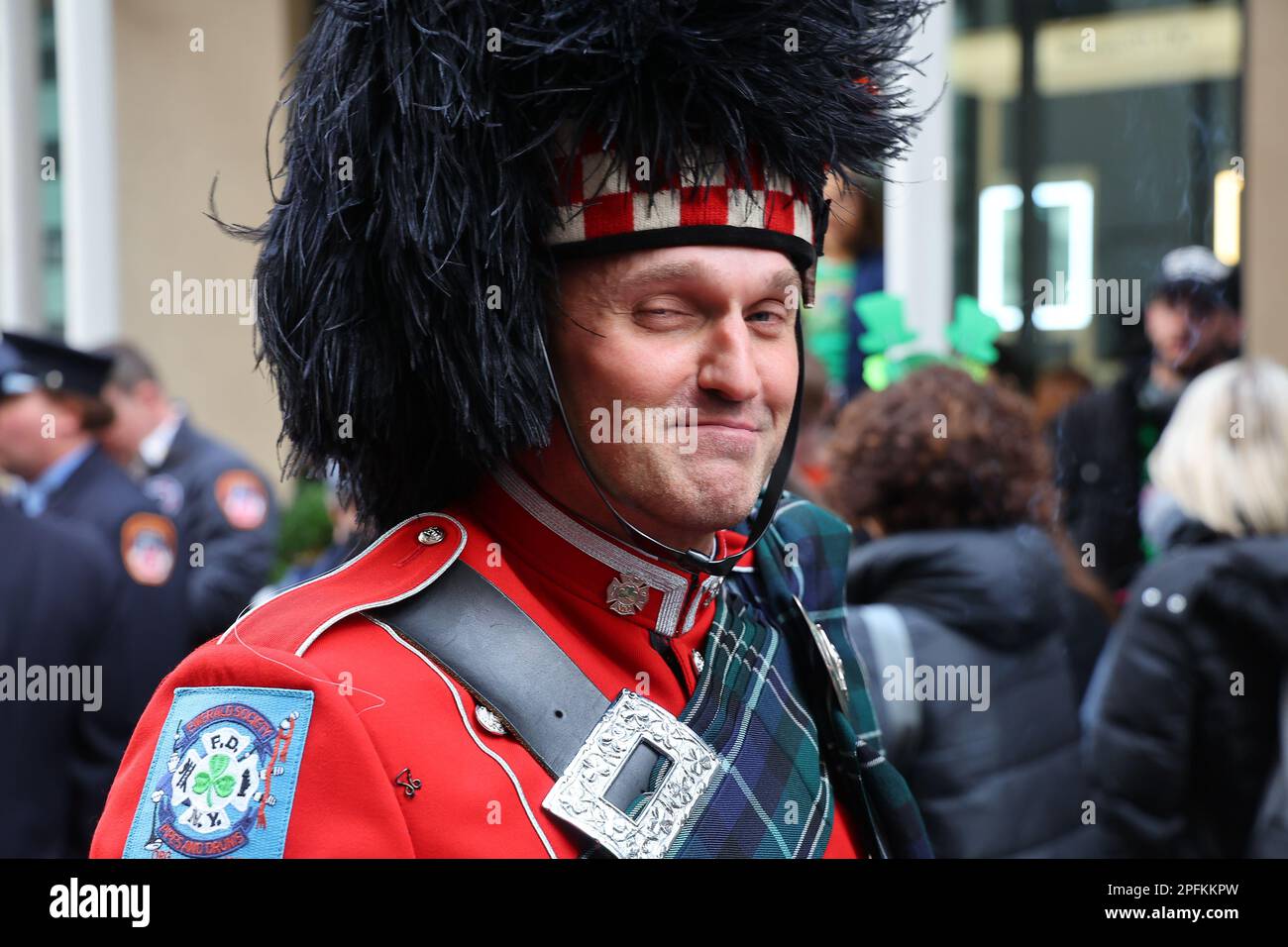 Emerald Society Pipe Band Color Guard pose pour les photos avant de ...