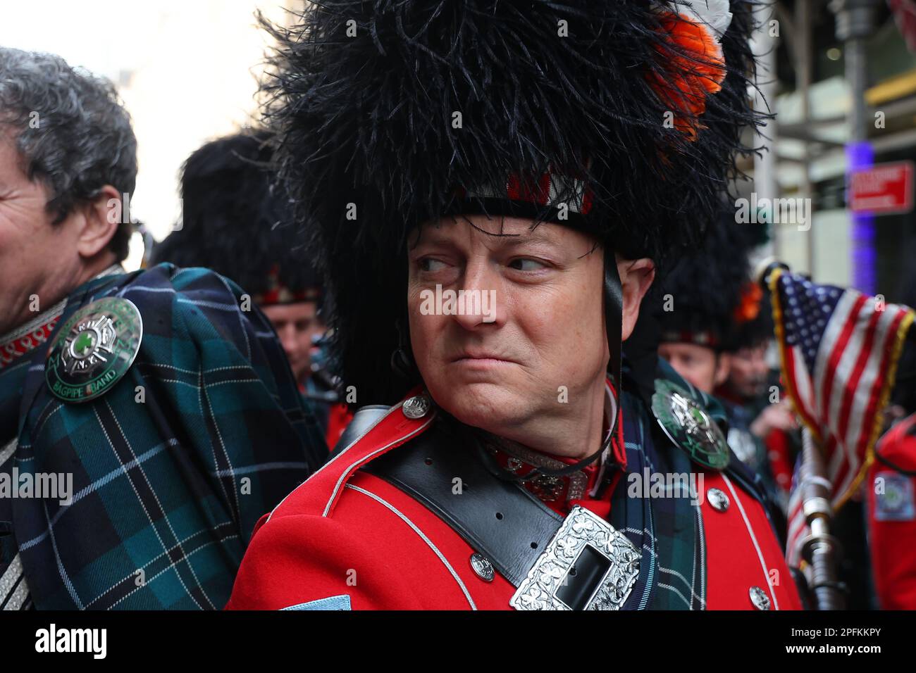 Emerald Society Pipe Band Color Guard pose pour les photos avant de ...