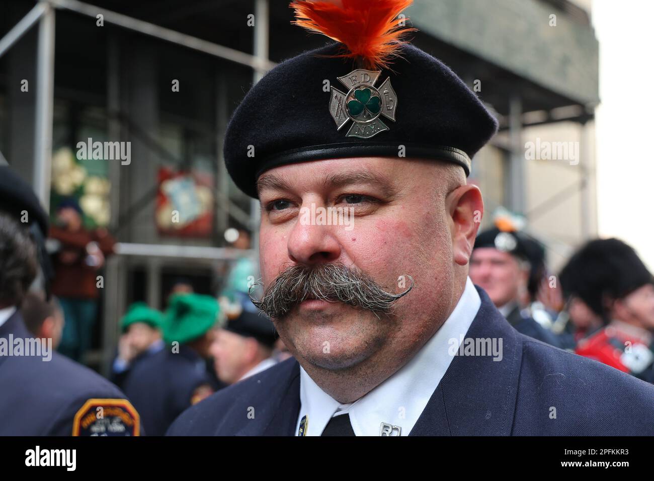 Emerald Society Pipe Band Color Guard pose pour les photos avant de ...
