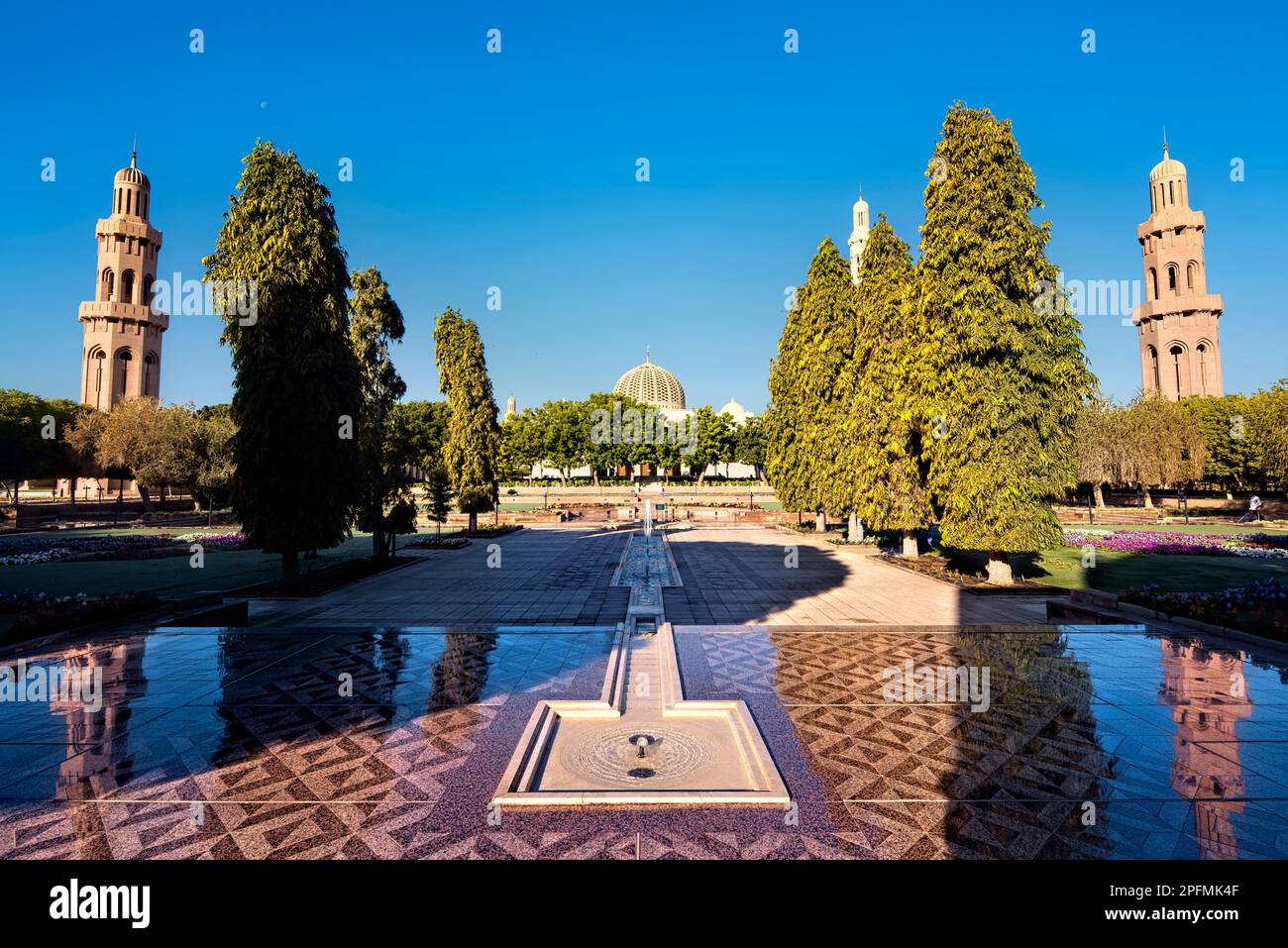L'impressionnante grande mosquée du Sultan Qaboos, Muscat, Oman Photo ...