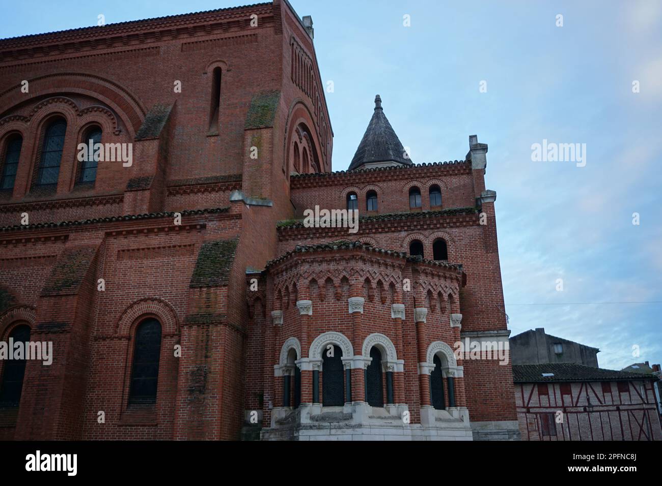 église de brique rouge Banque de photographies et d’images à haute ...