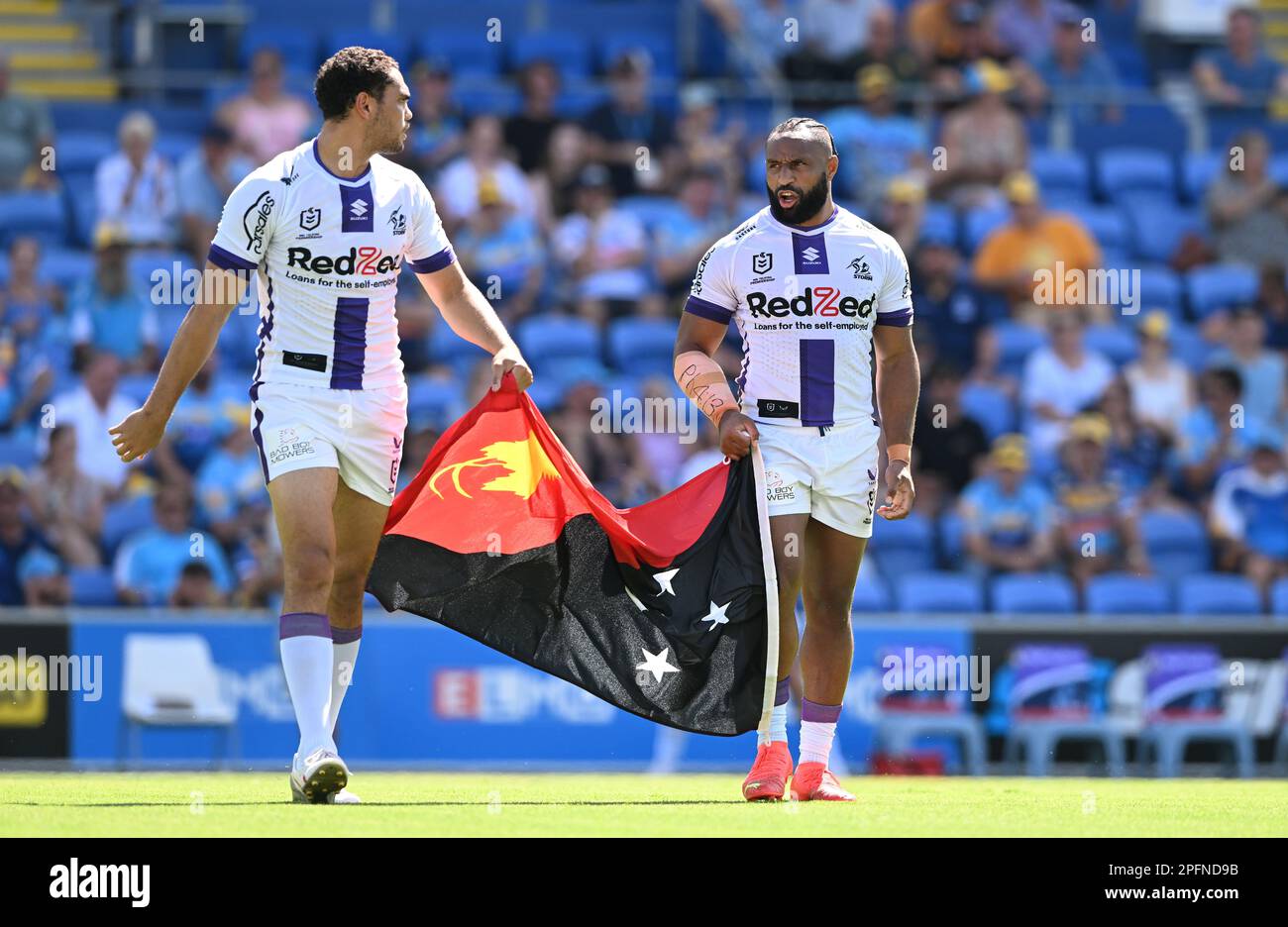 Les joueurs de Storm Xavier Coates (à gauche) et Justin Olam entrent ...