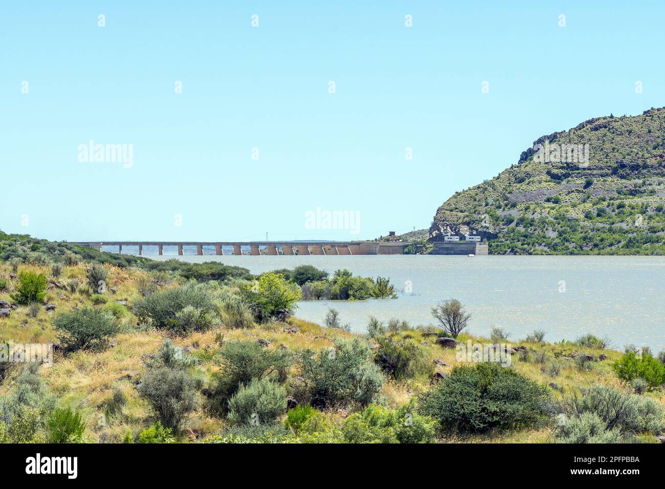 Le barrage Vanderkloof complet vu de la ville de Vanderkloof. C'est le ...