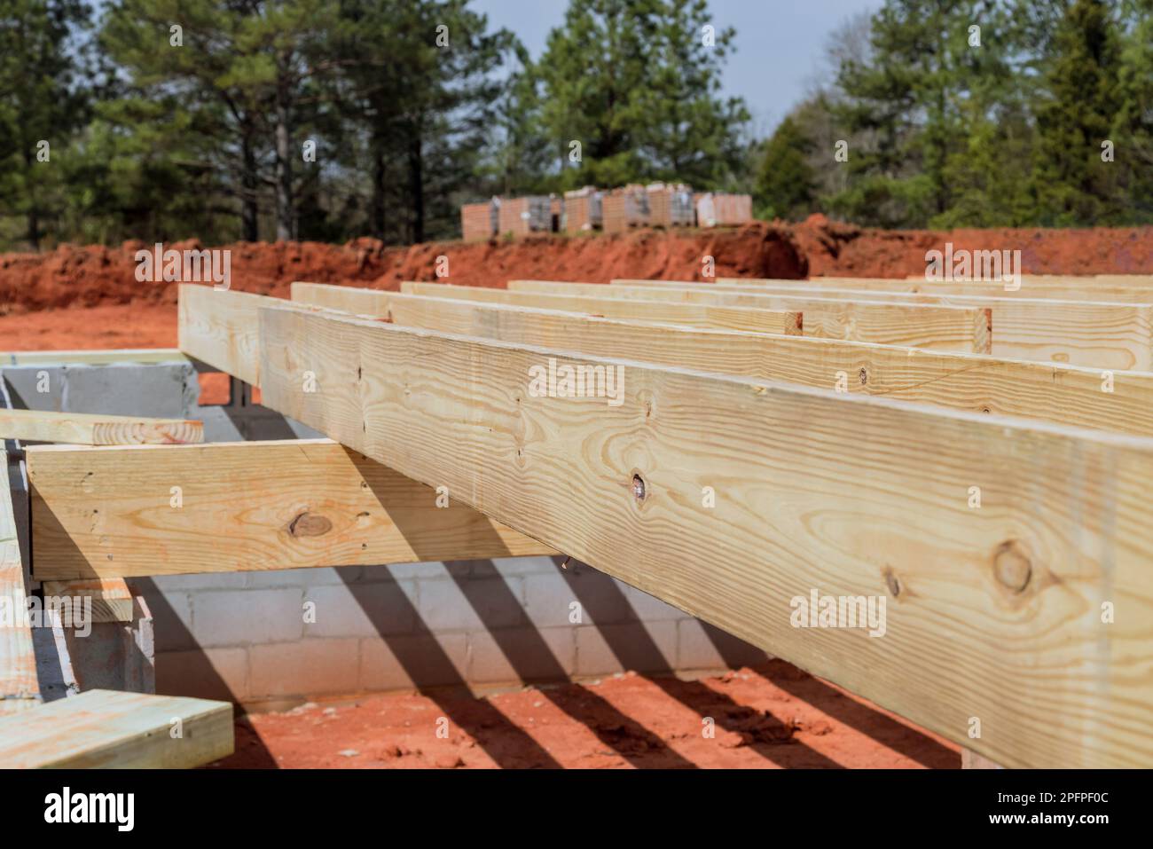 Aménagement de poutrelles de poutrelles de bois sur la base de bloc de ...