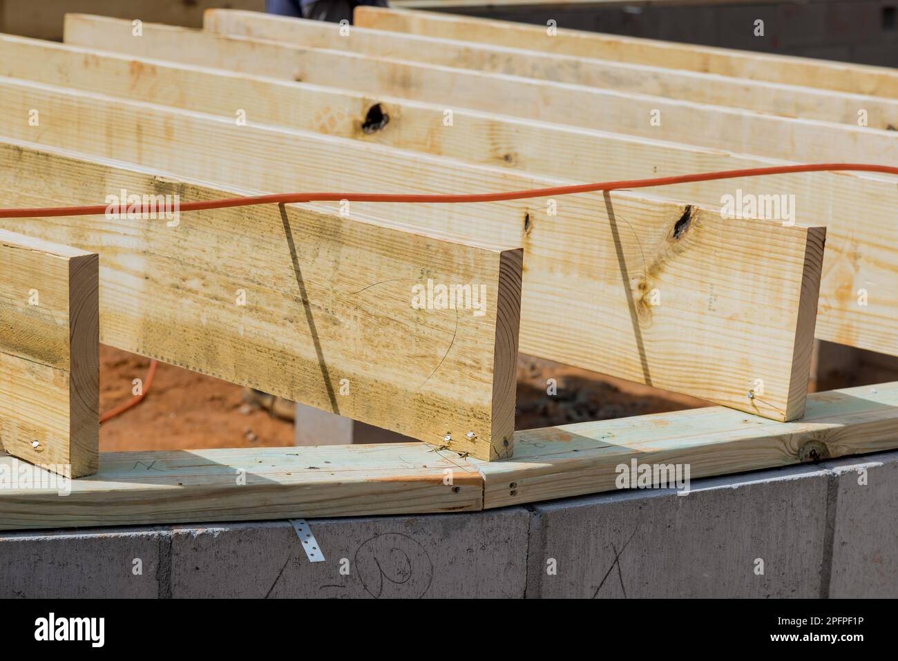 Installation de poutrelles de poutrelles en bois sur des fondations en ...