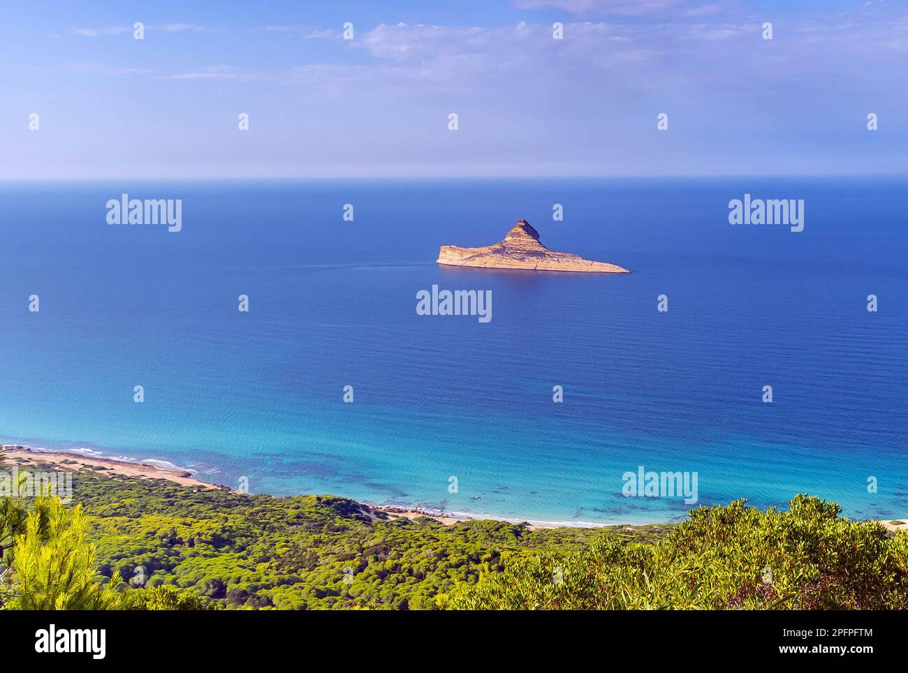 Plage de l'île de Pilau à Raf Raf, Tunisie. Une évasion serene au bord ...