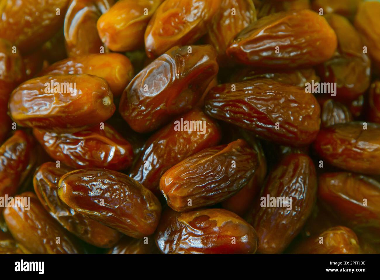 Dates. Fruits de palme datés. En-cas sain et sucré pile de savoureux ...