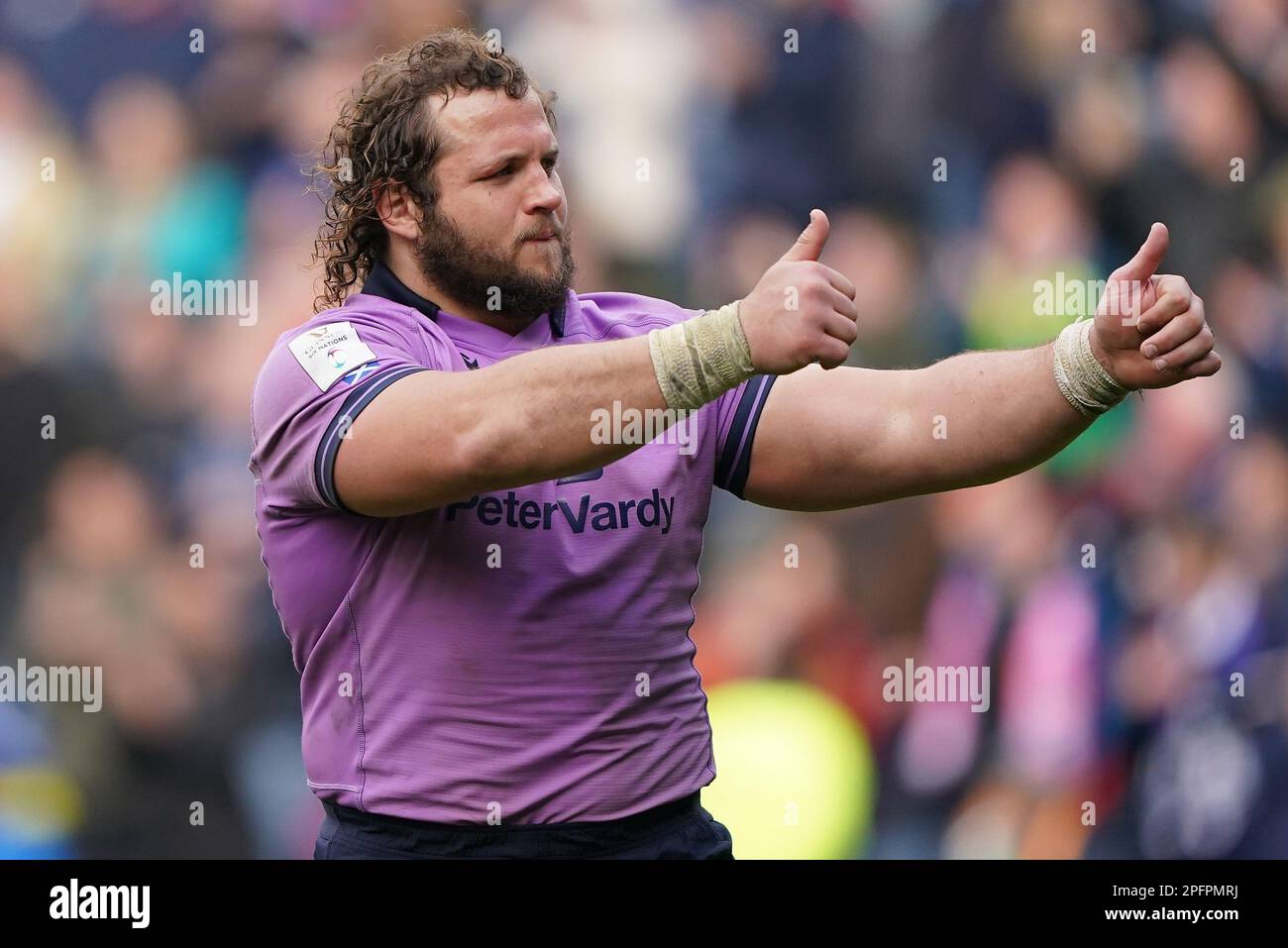 Pierre Schoeman, en Écosse, applaudit les fans après le coup de sifflet ...