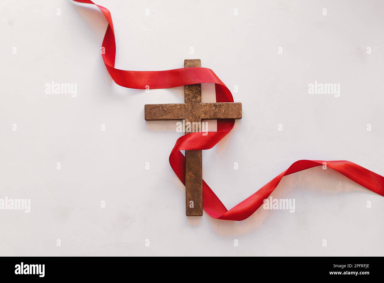 Croix avec un ruban rouge, symbole du Christ. Crucifixion de Jésus ...