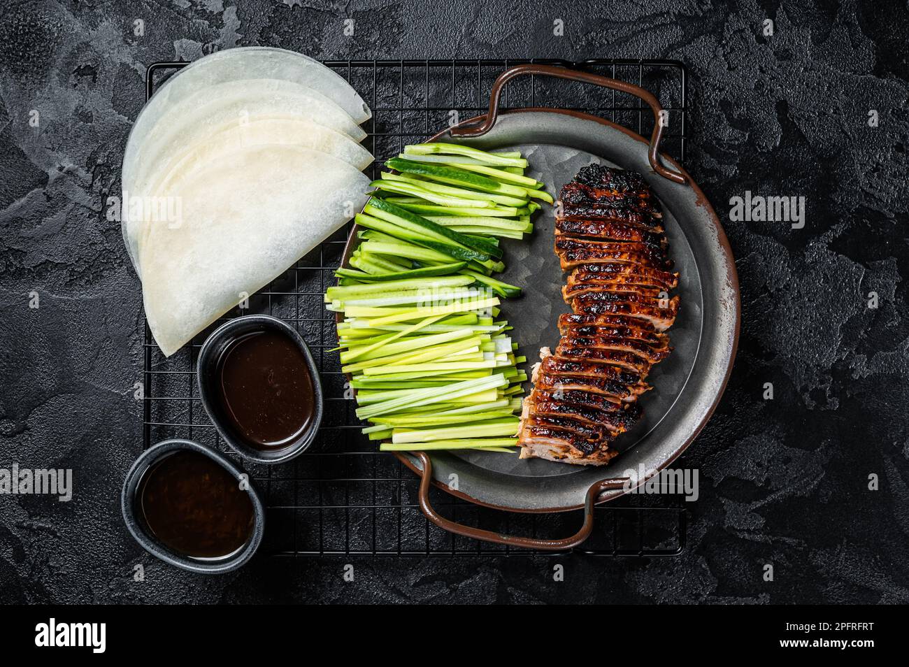 Canard de Pékin servi avec du concombre, des oignons verts et des ...