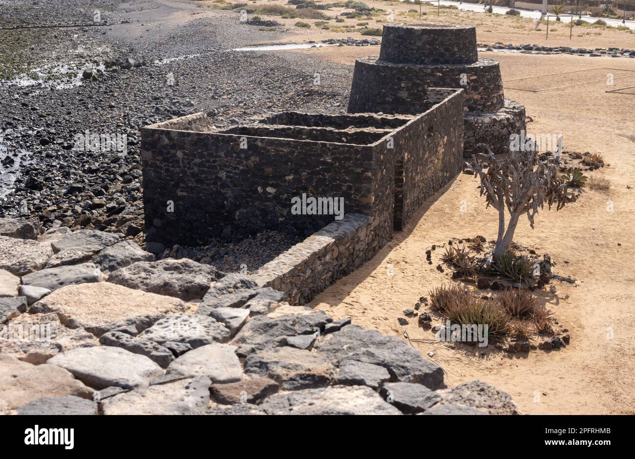 Vue d'une tour à la base du bâtiment historique - usine de calcaire ...