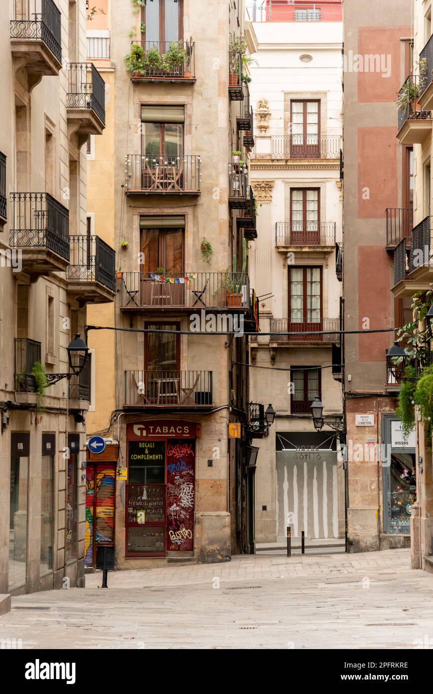 Une rue pittoresque dans le quartier gothique de Barcelone, en Espagne, présente une ...