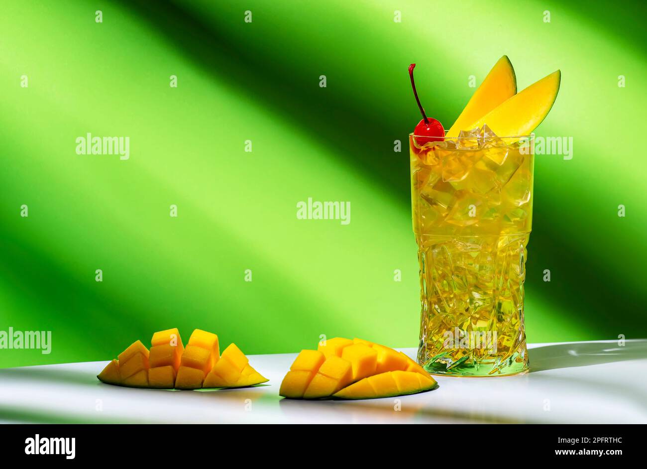 Mango Rum collins boisson alcoolisée à cocktail au rhum blanc, au sirop ...