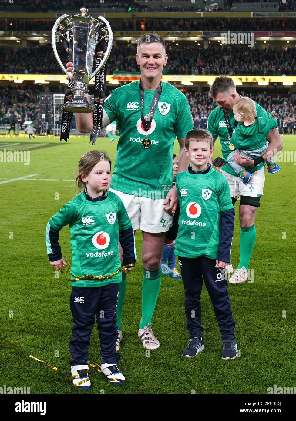 Jonathan Sexton d'Irlande célèbre avec sa famille après le match ...